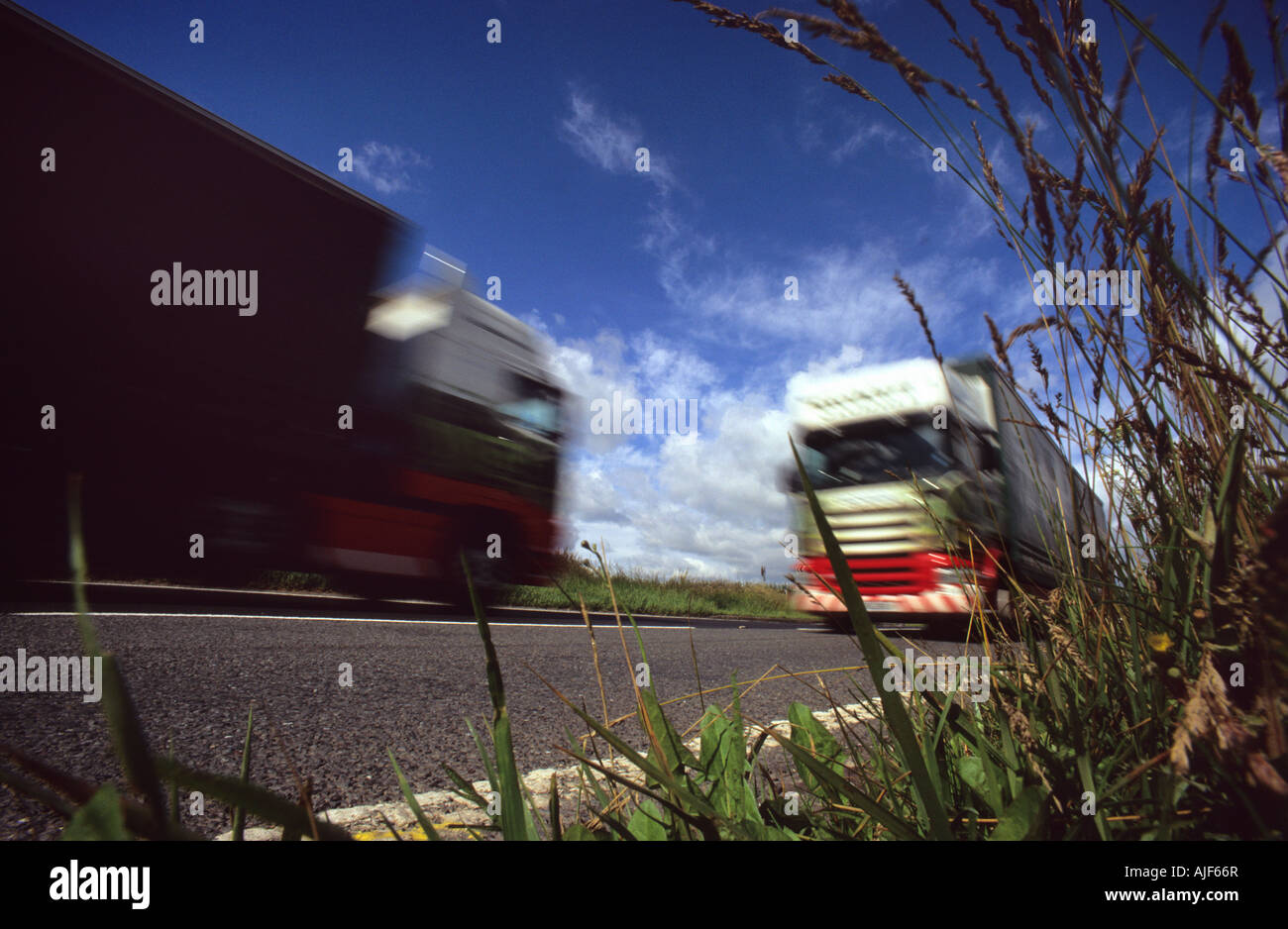 Hgv lorry on country road hi-res stock photography and images - Alamy