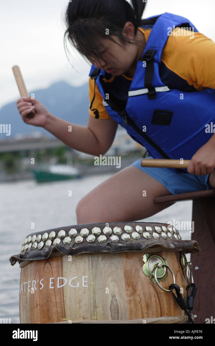 dragon boat team drummer keeps the rhythm for the paddlers Stock Photo ...