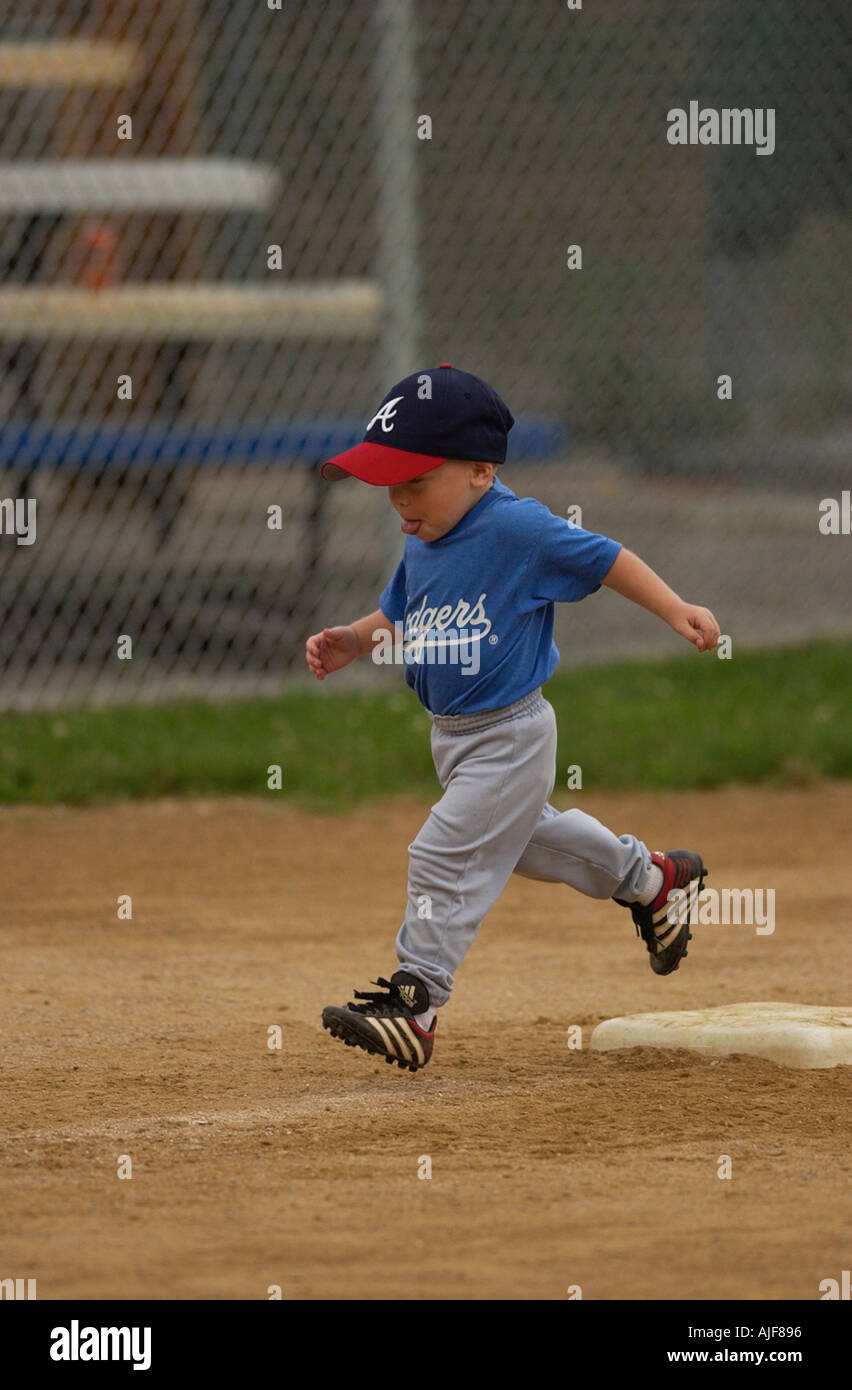Running around bases hi-res stock photography and images - Alamy