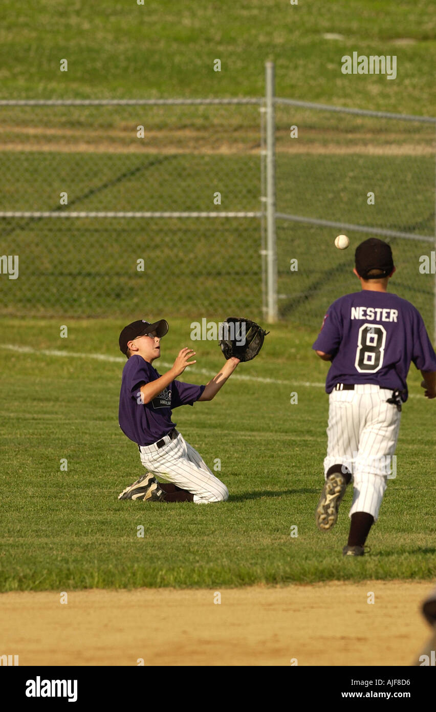 Boys baseball game action hi-res stock photography and images - Alamy