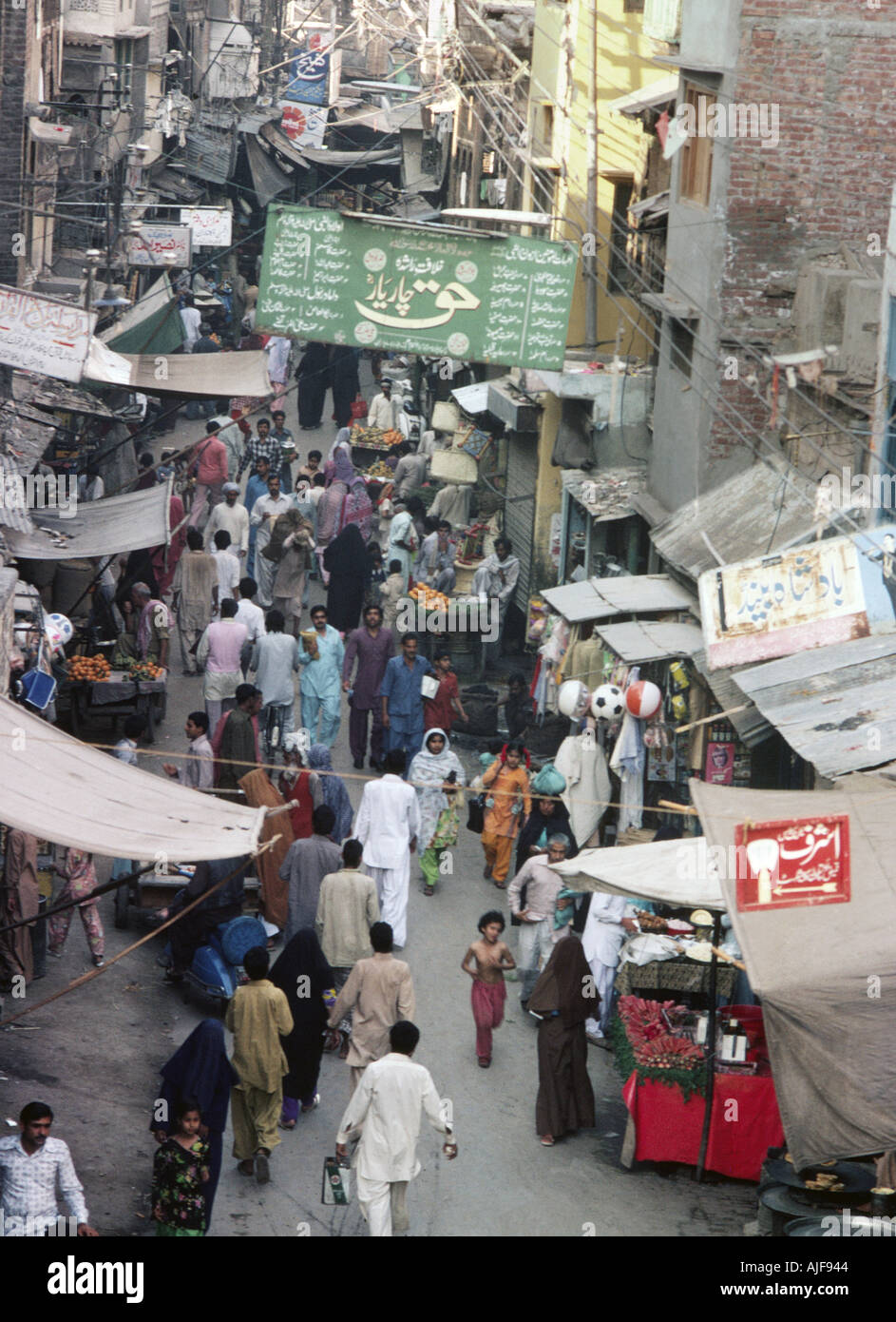 Pakistan Lahore street scene backstreet pedestrians and stalls Stock ...
