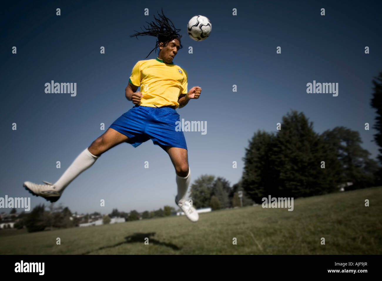 Diving head football hi-res stock photography and images - Alamy