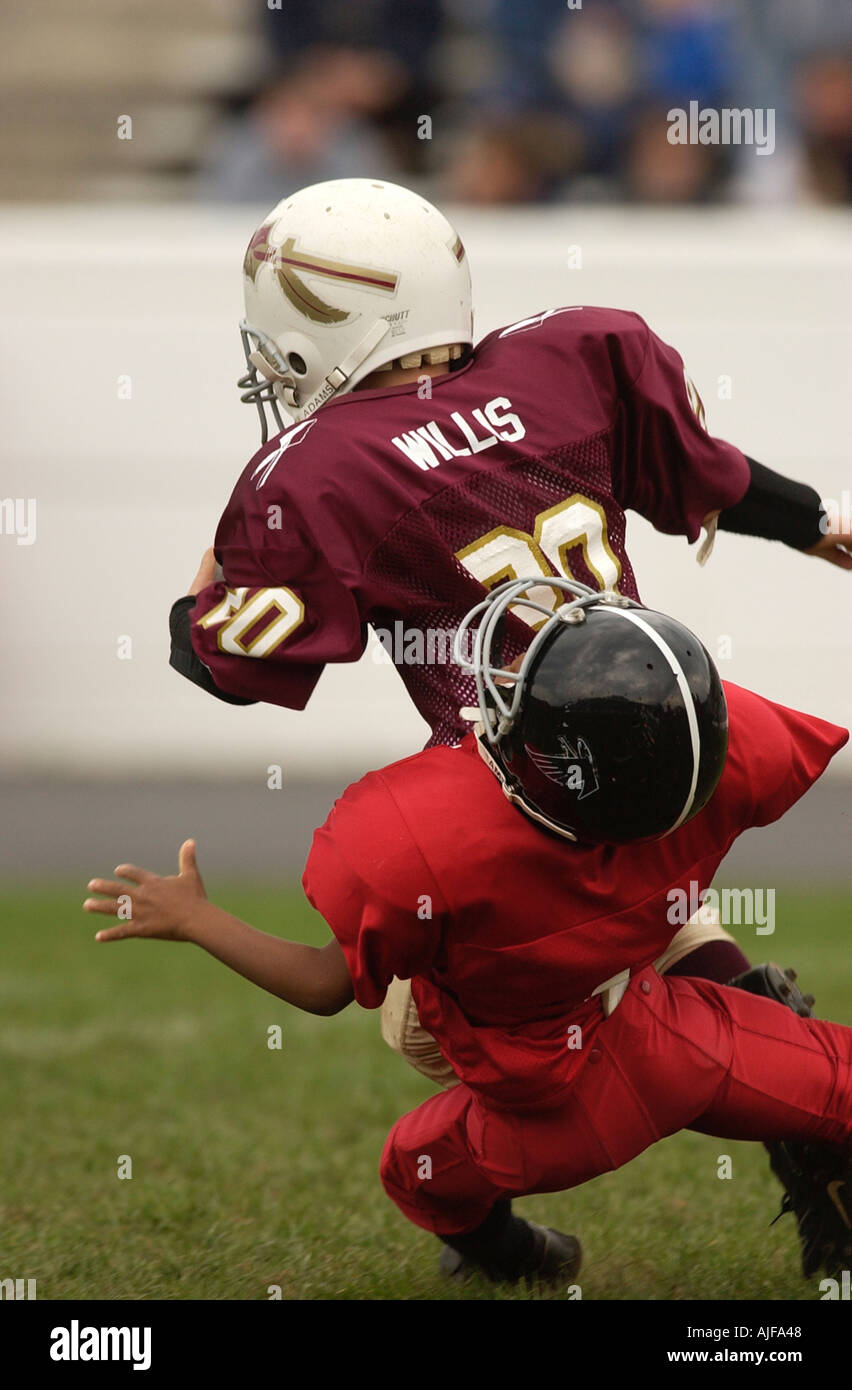 Youth biddy American football action Stock Photo - Alamy