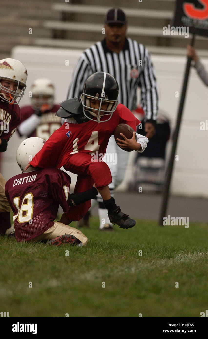 Youth biddy American football action Stock Photo - Alamy