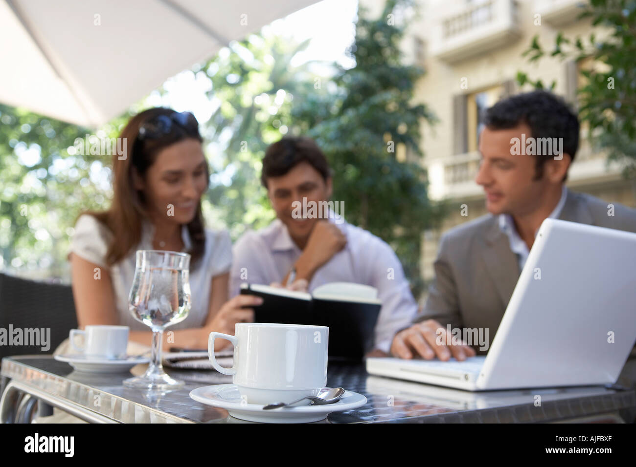 Business group outdoor meeting hi-res stock photography and images - Alamy