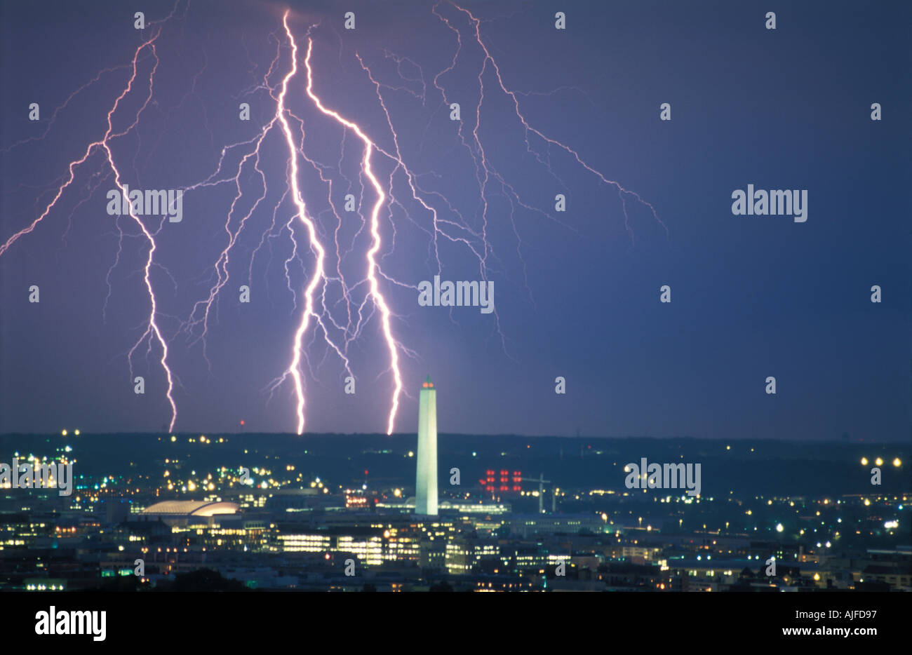 Dc monument lighting hi-res stock photography and images - Alamy