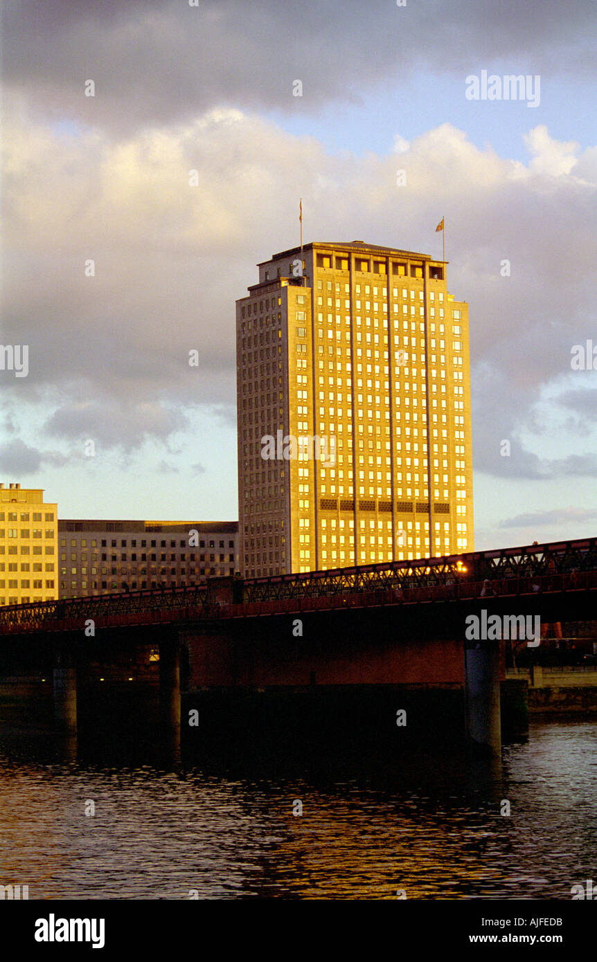 The Shell Building, River Thames, London, UK Stock Photo - Alamy