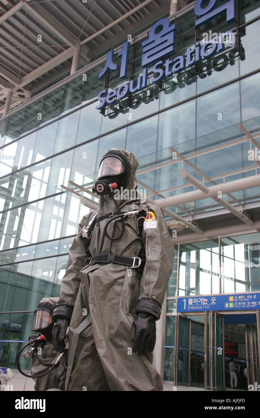 Soldier gas mask hi-res stock photography and images - Alamy