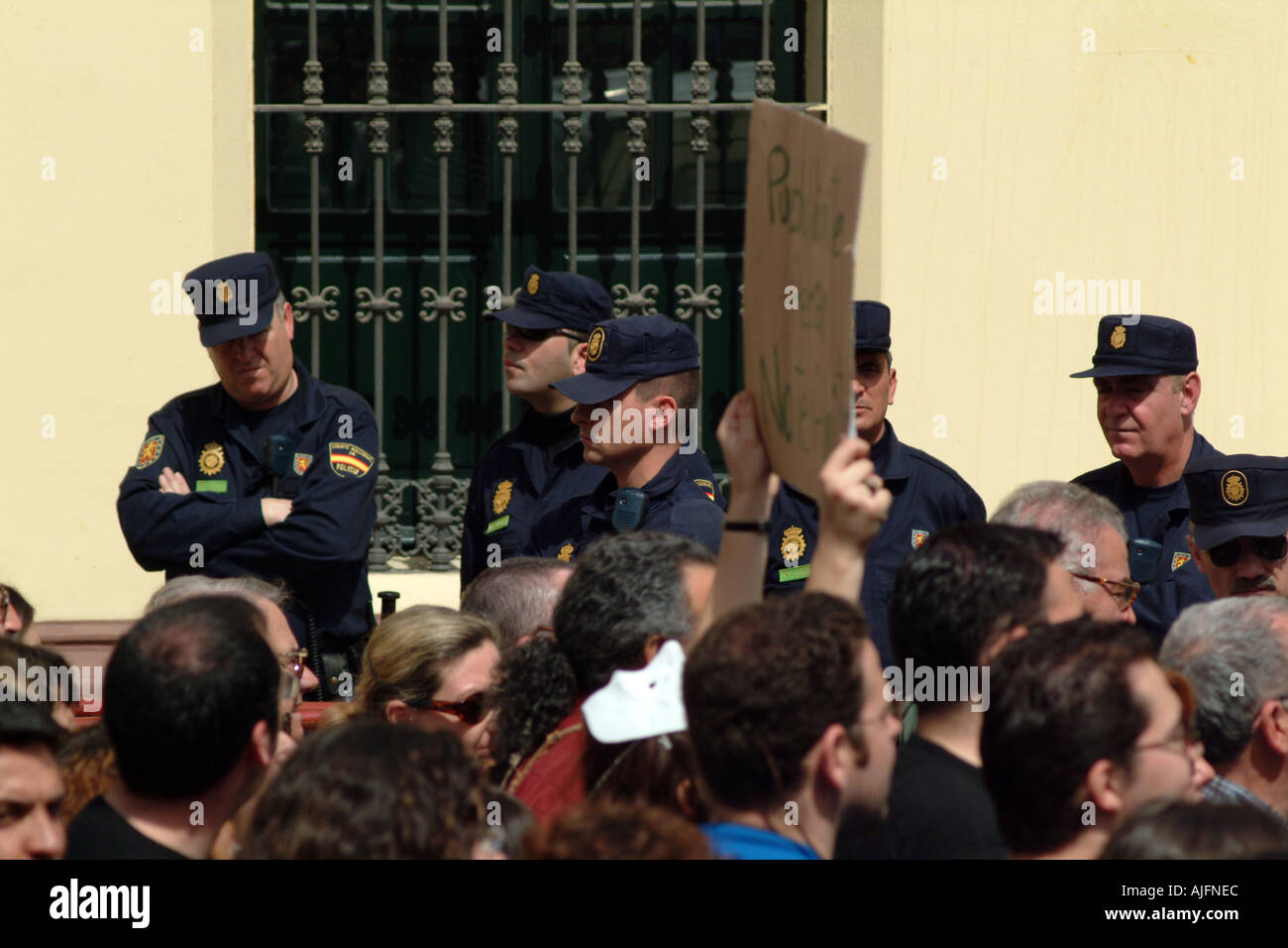 Group of policemen hi-res stock photography and images - Alamy