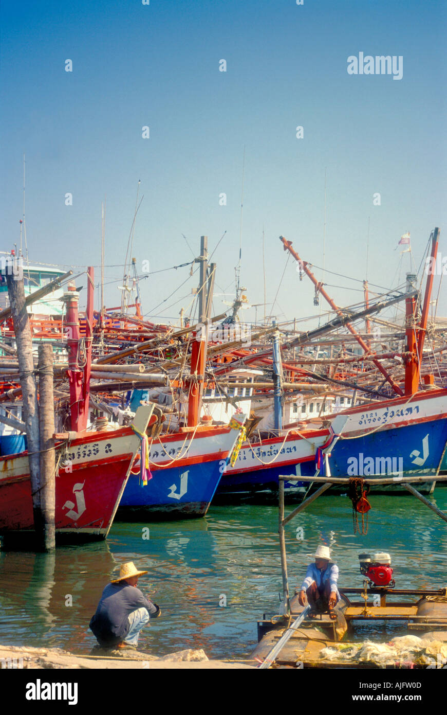 Men working on boats hi-res stock photography and images - Alamy