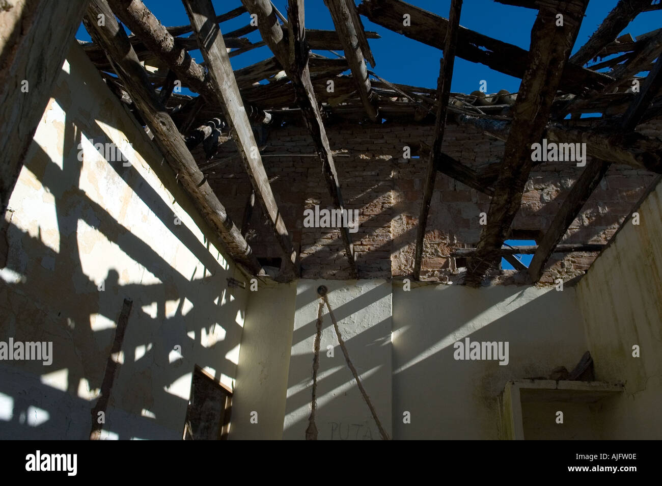 House in ruins hi-res stock photography and images - Alamy
