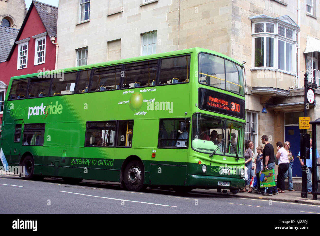 Bus station at Oxford Stock Photo - Alamy