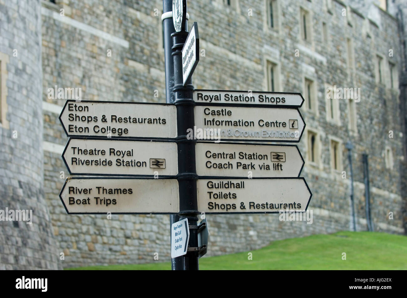 Windsor castle sign hi-res stock photography and images - Alamy