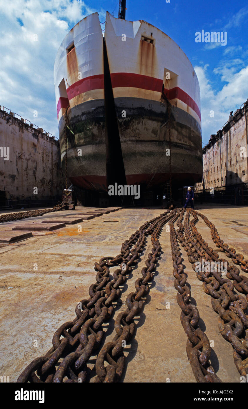 Huge ship chain hi-res stock photography and images - Alamy