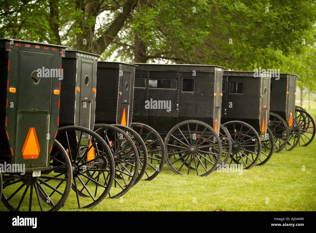Parked amish buggies hi-res stock photography and images - Alamy