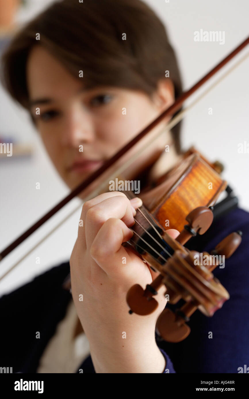 Violin student playing her instrument Stock Photo - Alamy