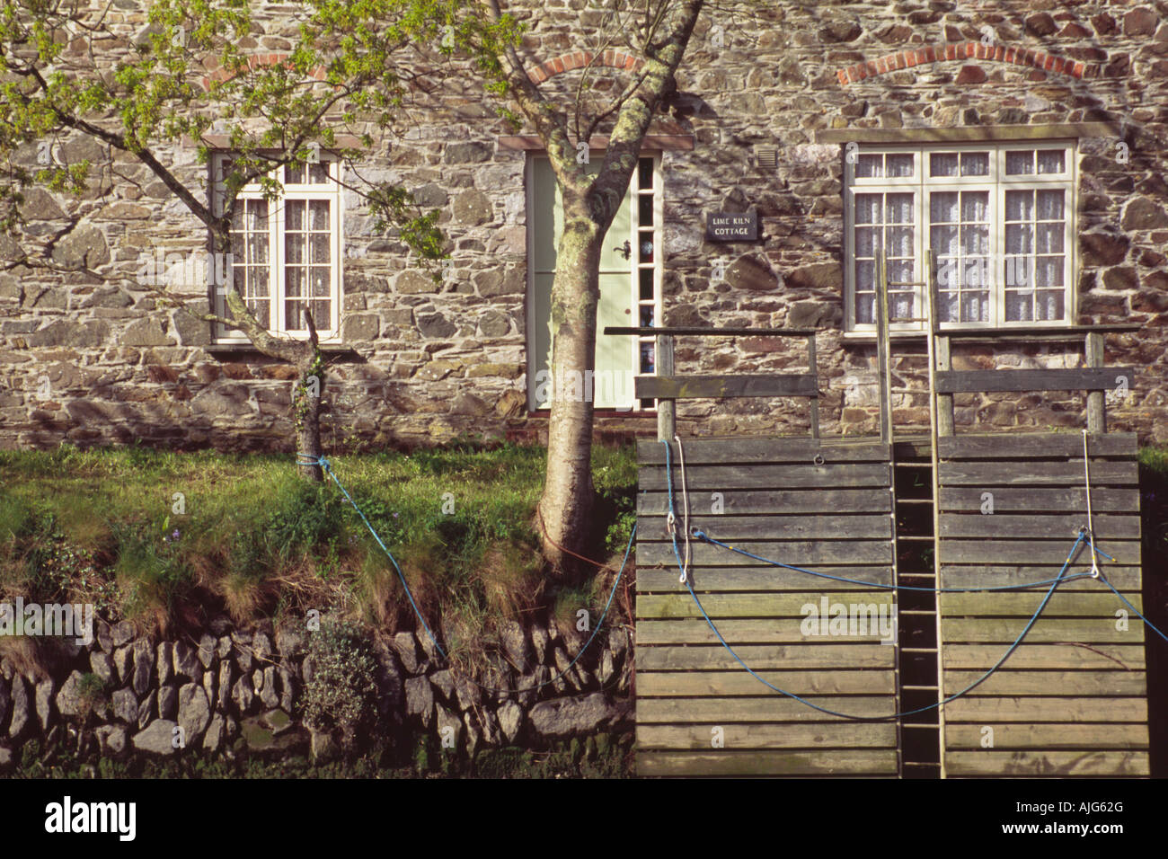 Stone Cottage on a Cornish riverside Stock Photo - Alamy