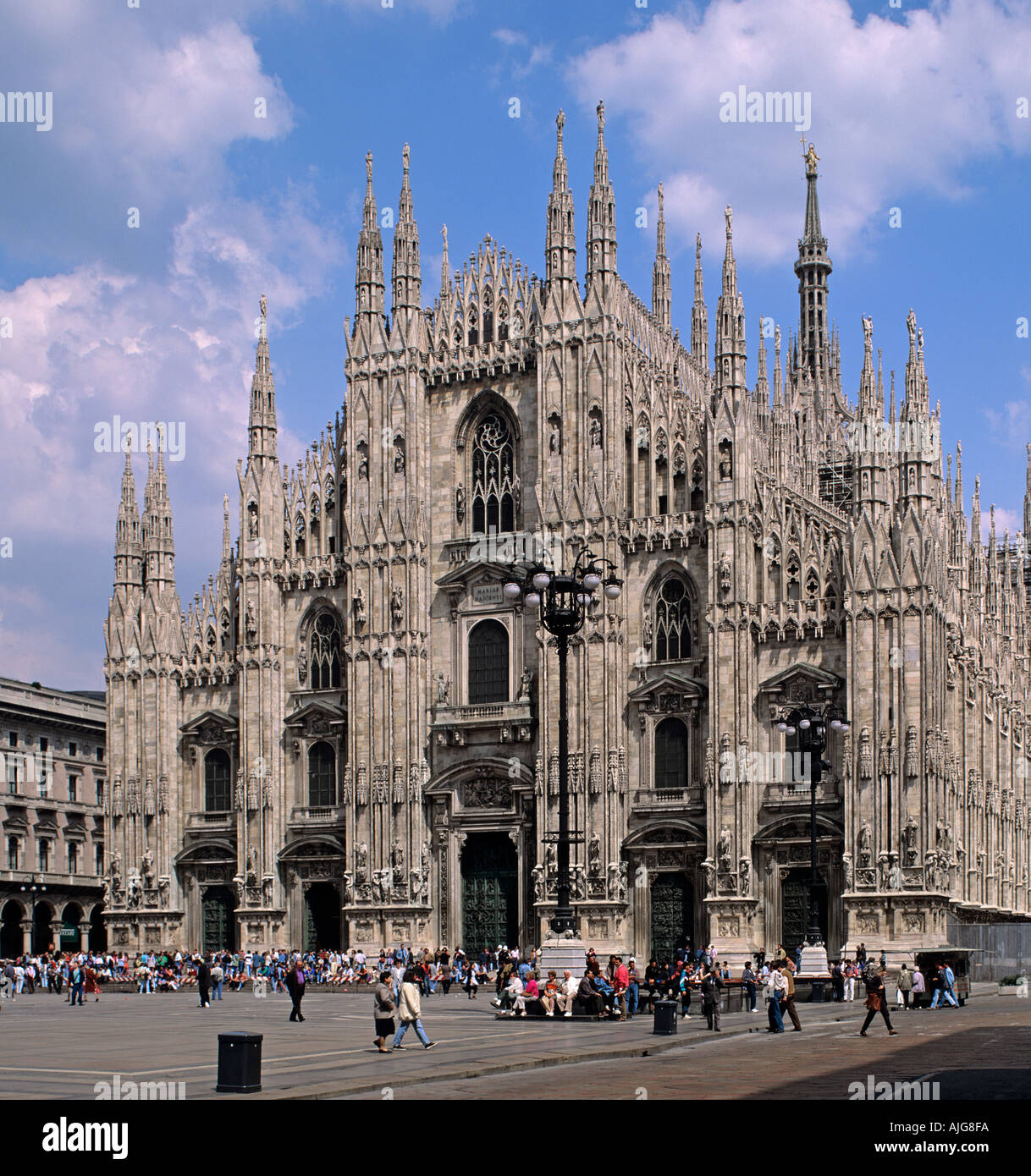 Milano duomo platz hi-res stock photography and images - Alamy
