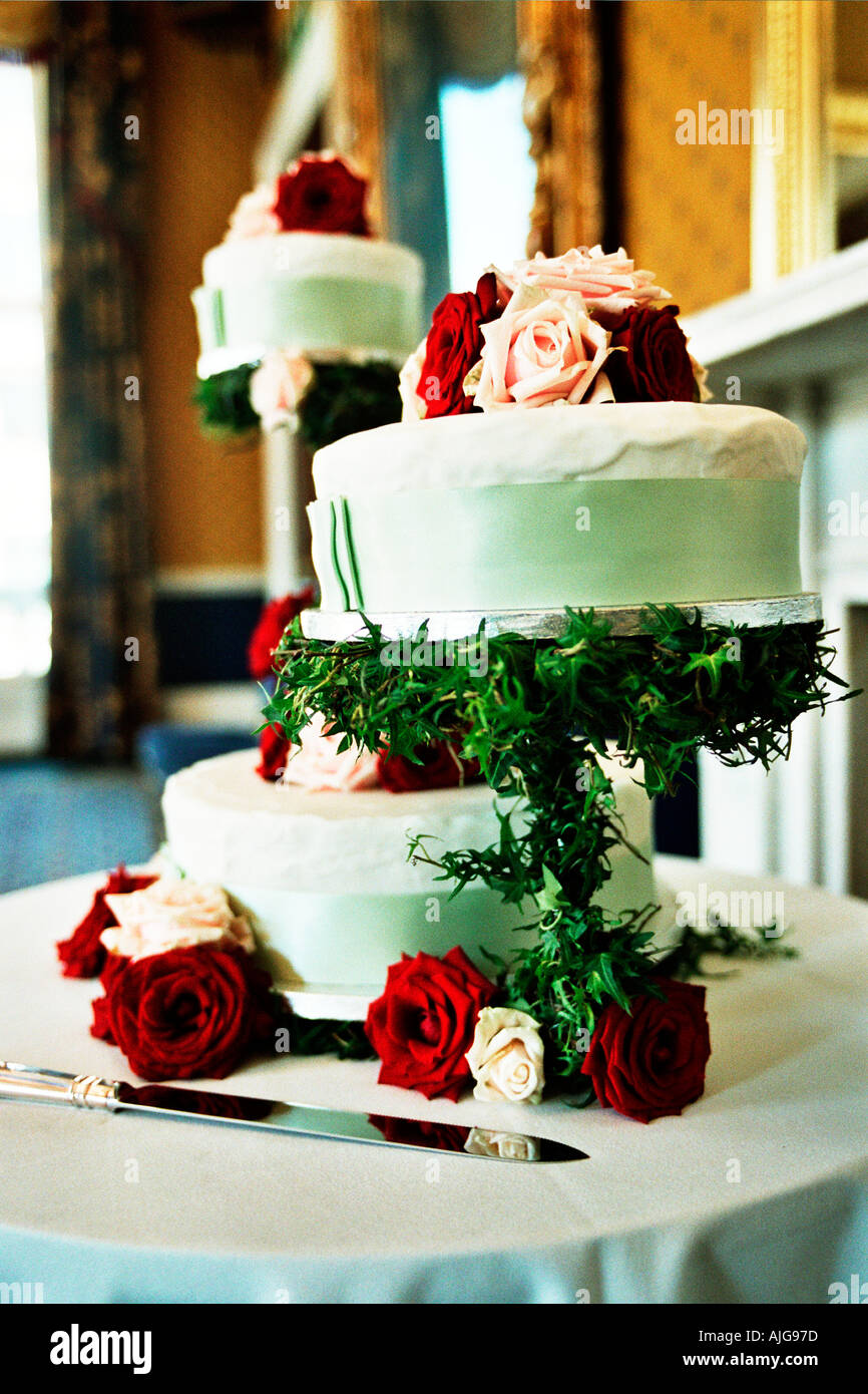 3 tier cake hi-res stock photography and images - Alamy