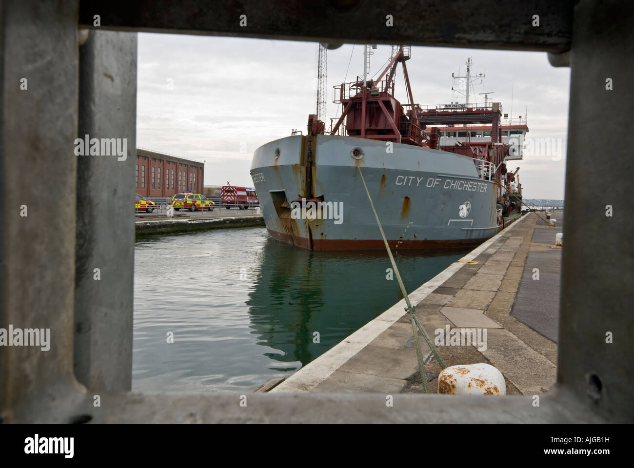 Tanker ship docks quay side Stock Photo - Alamy