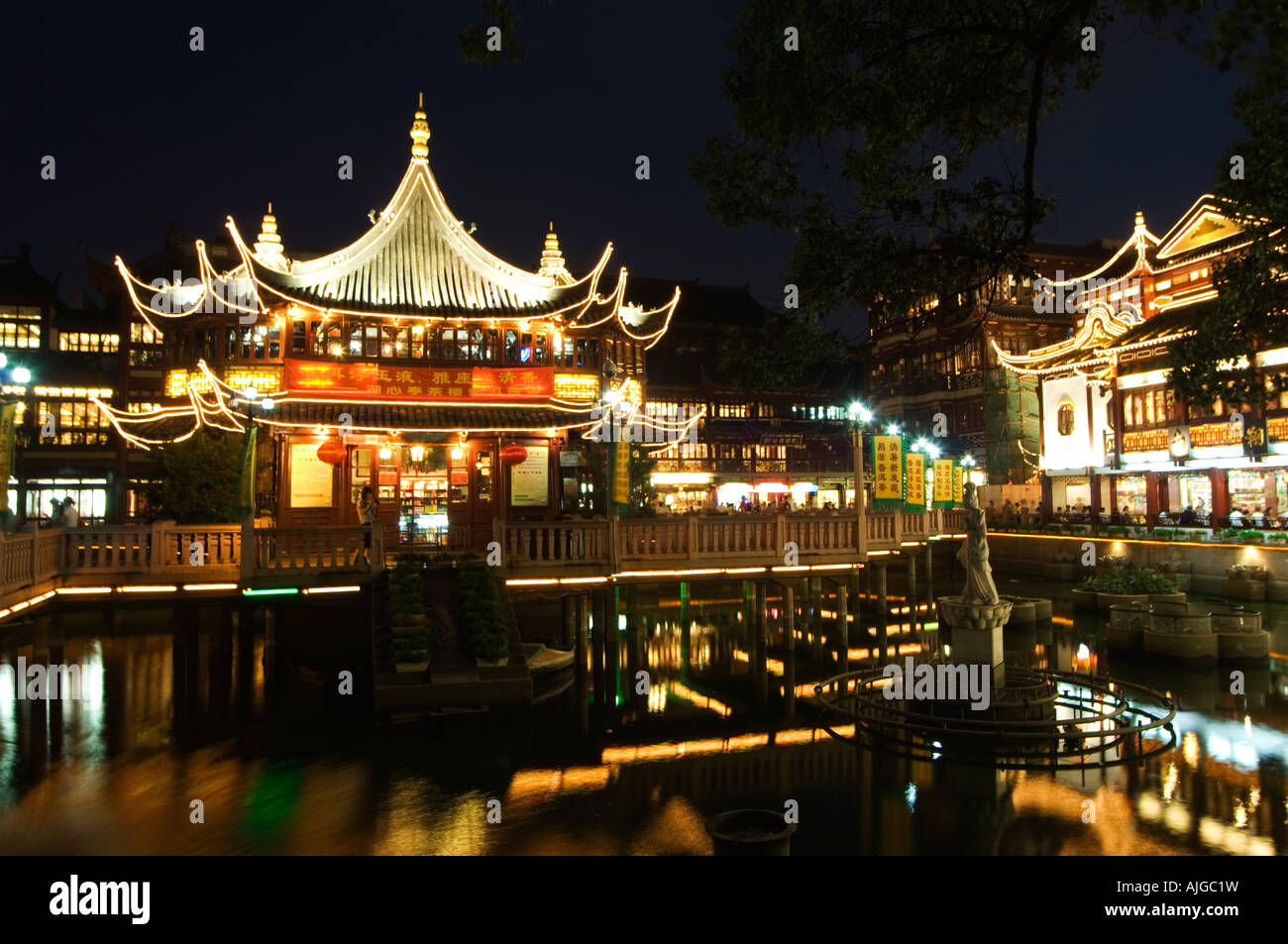 Yu yuan Garden Bazaar buildings founded by Ming dynasty Pan family ...