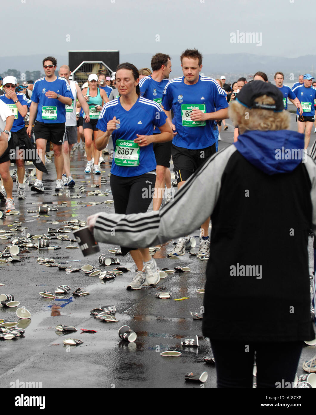 Crowd of runners at a water point in the Auckland 2007 Marathon Stock ...