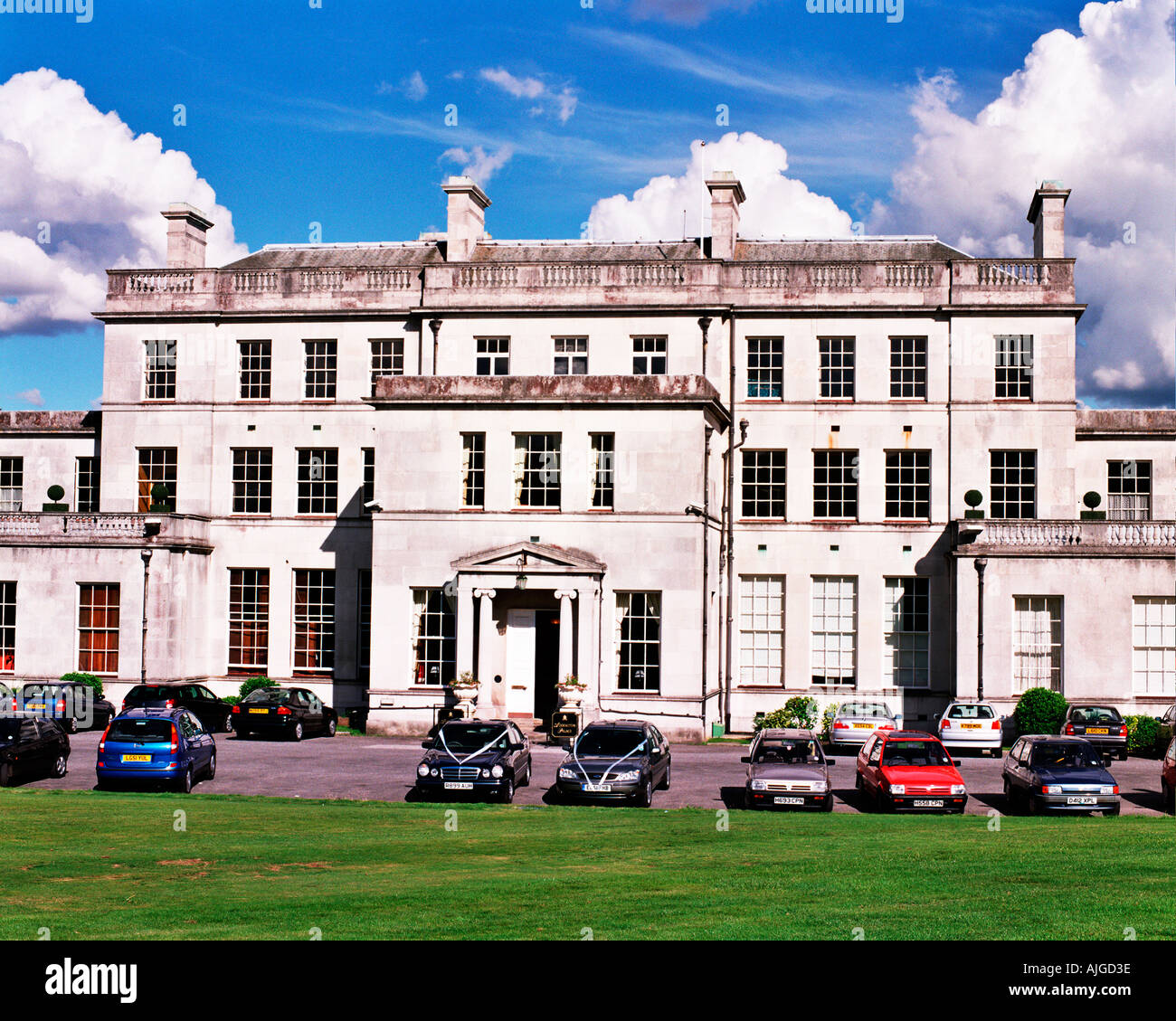 A big white house Stock Photo - Alamy