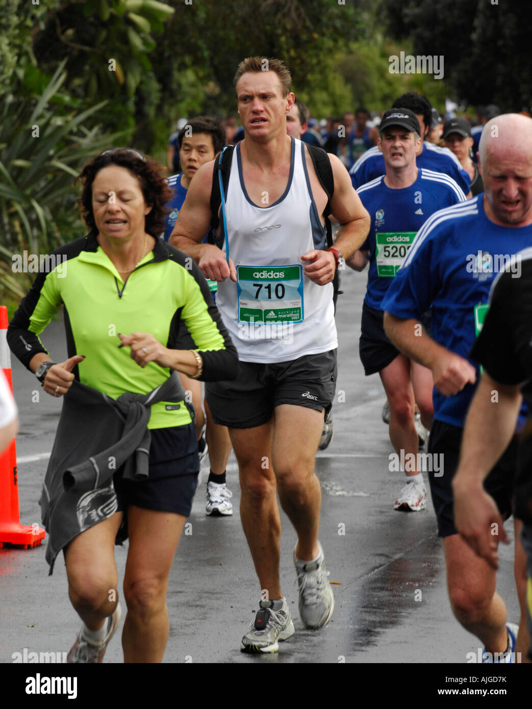 Crowd of runners in the Auckland 2007 Marathon Stock Photo - Alamy