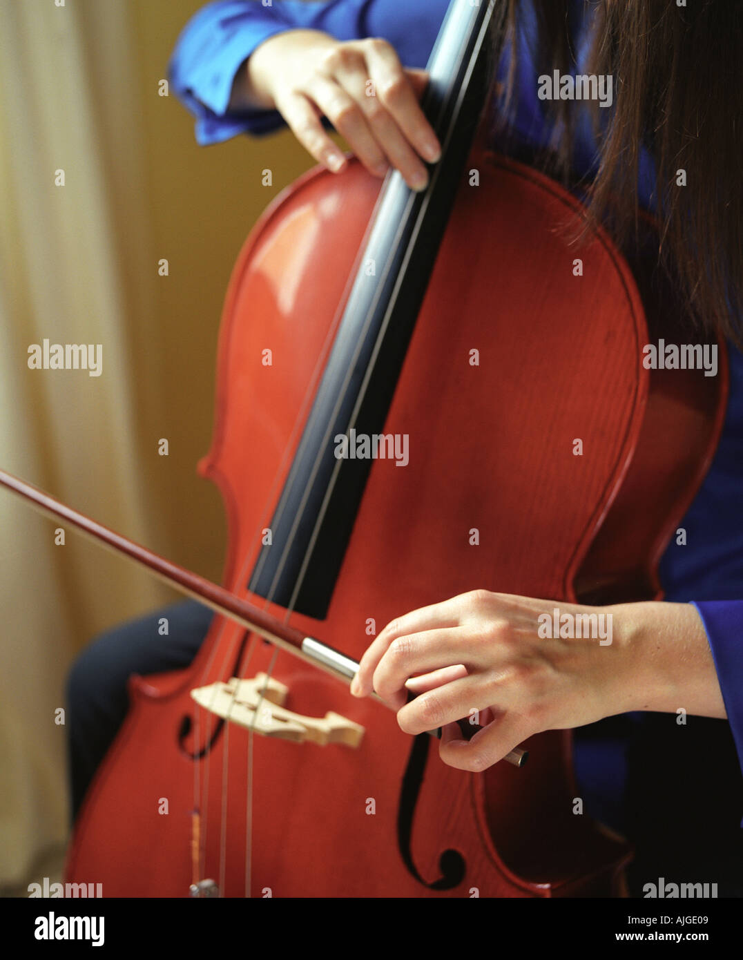 Teach the cello hi-res stock photography and images - Alamy