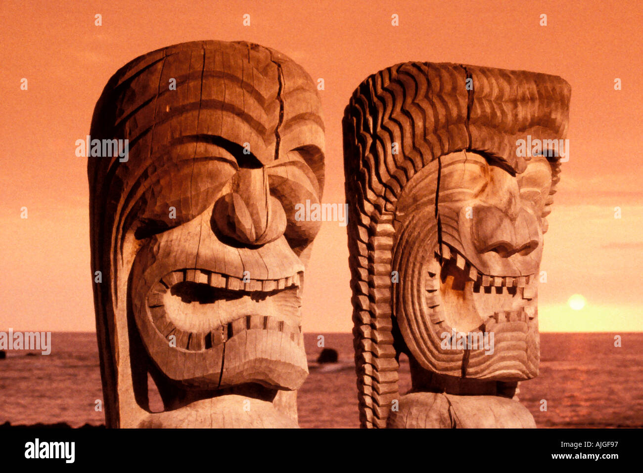 Tiki heads hi-res stock photography and images - Alamy