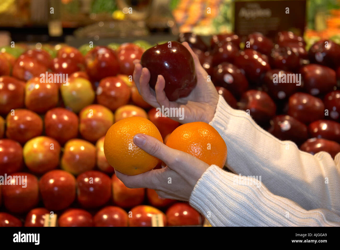 Apples and oranges comparison hi-res stock photography and images - Alamy