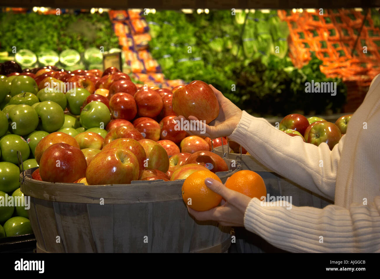 Apples and oranges comparison hi-res stock photography and images - Alamy