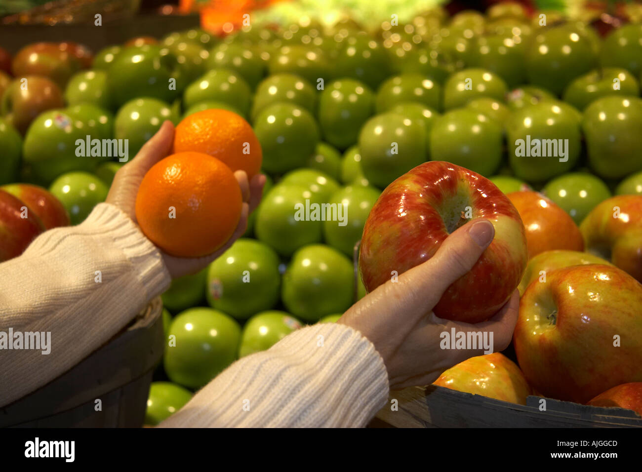 Apples and oranges comparison hi-res stock photography and images - Alamy