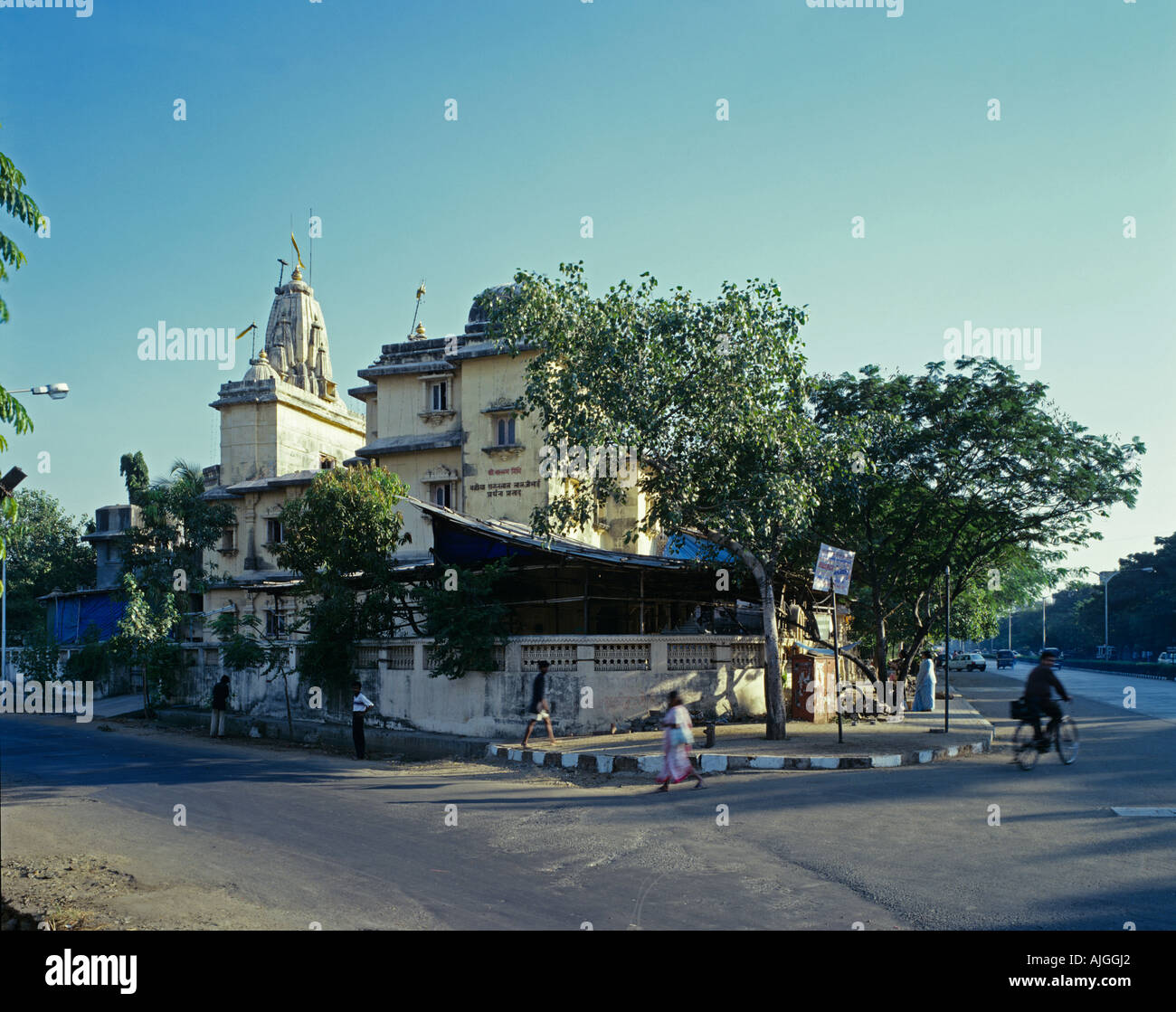 Quiet street corner in Mumbai with colonial architecture Stock Photo ...