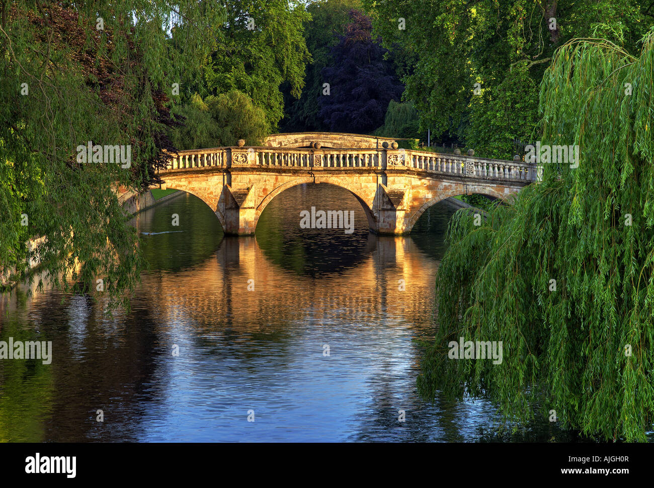 The beautiful Clare bridge and water way at Cambridge University ...