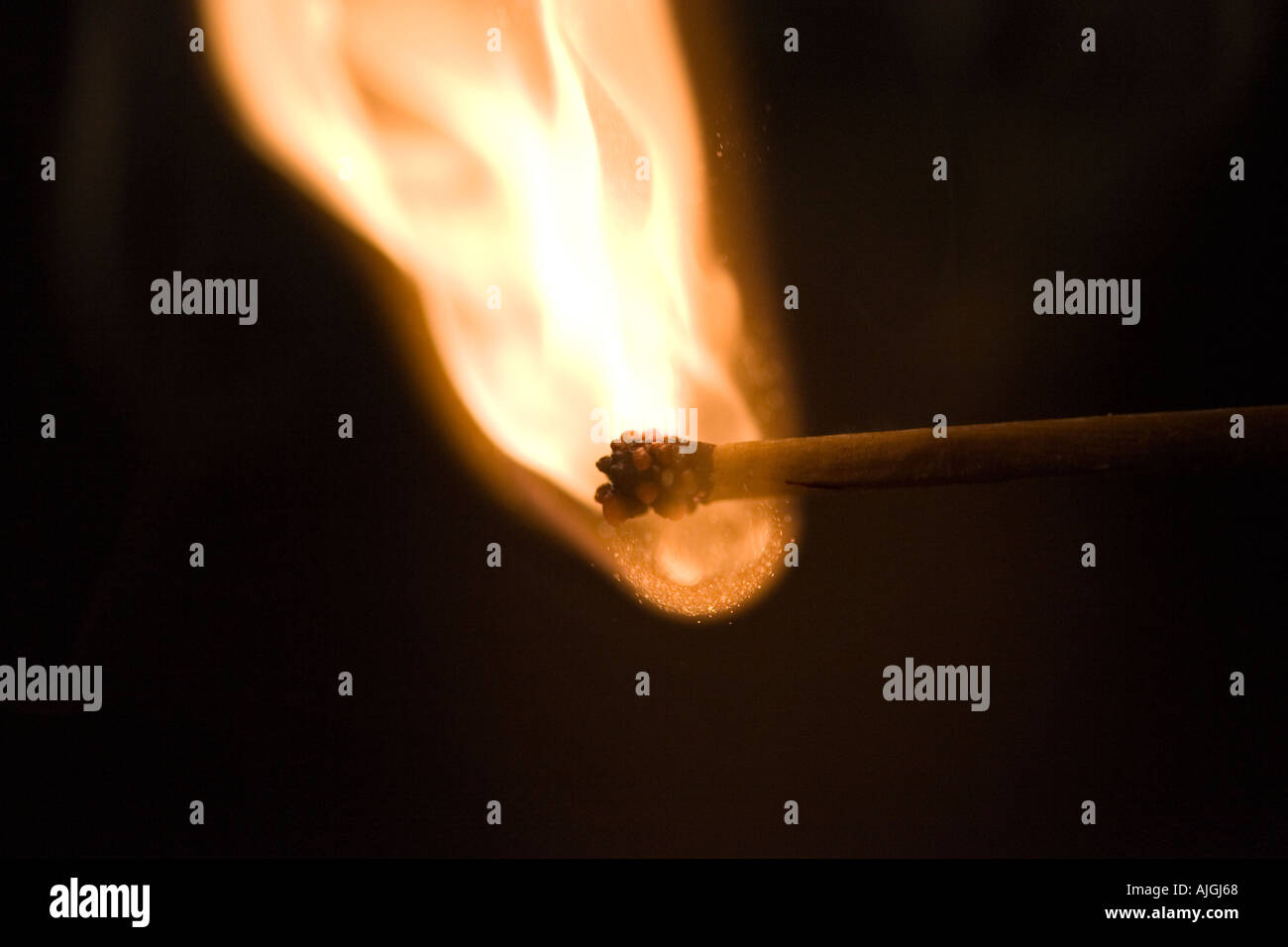 Match strike light flame burn hi-res stock photography and images - Alamy