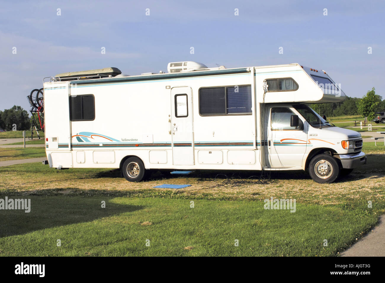 Gulfstream 28ft Yellowstone Capri Motor home Stock Photo - Alamy