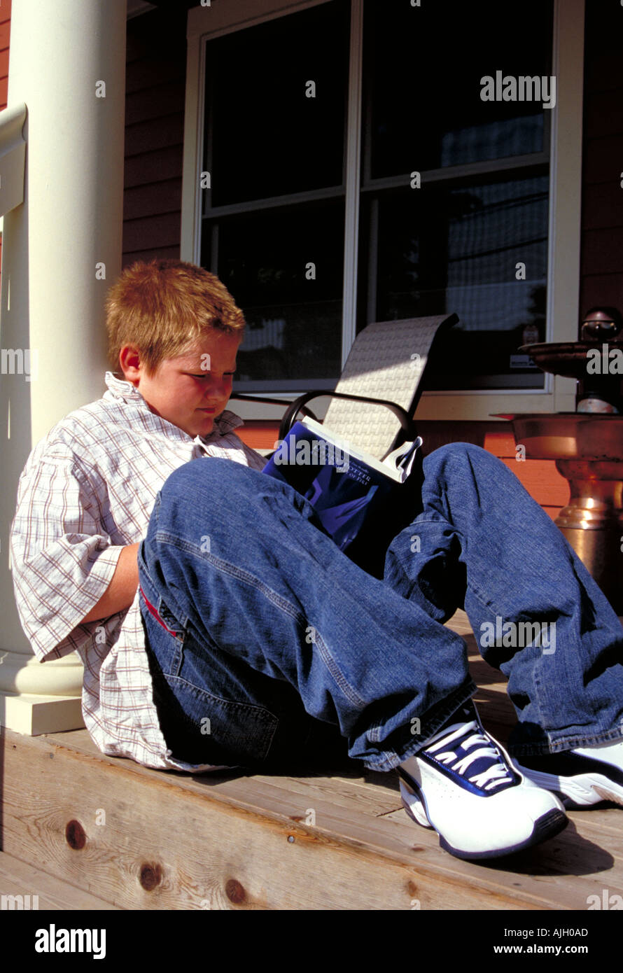Teen boy reading Stock Photo - Alamy