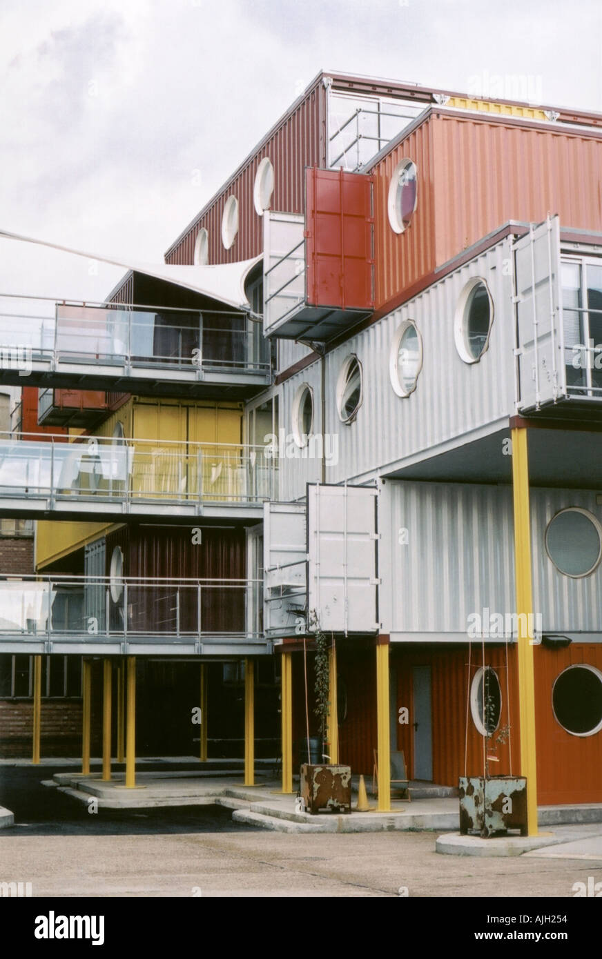 Orange and white stanchions hi-res stock photography and images - Alamy
