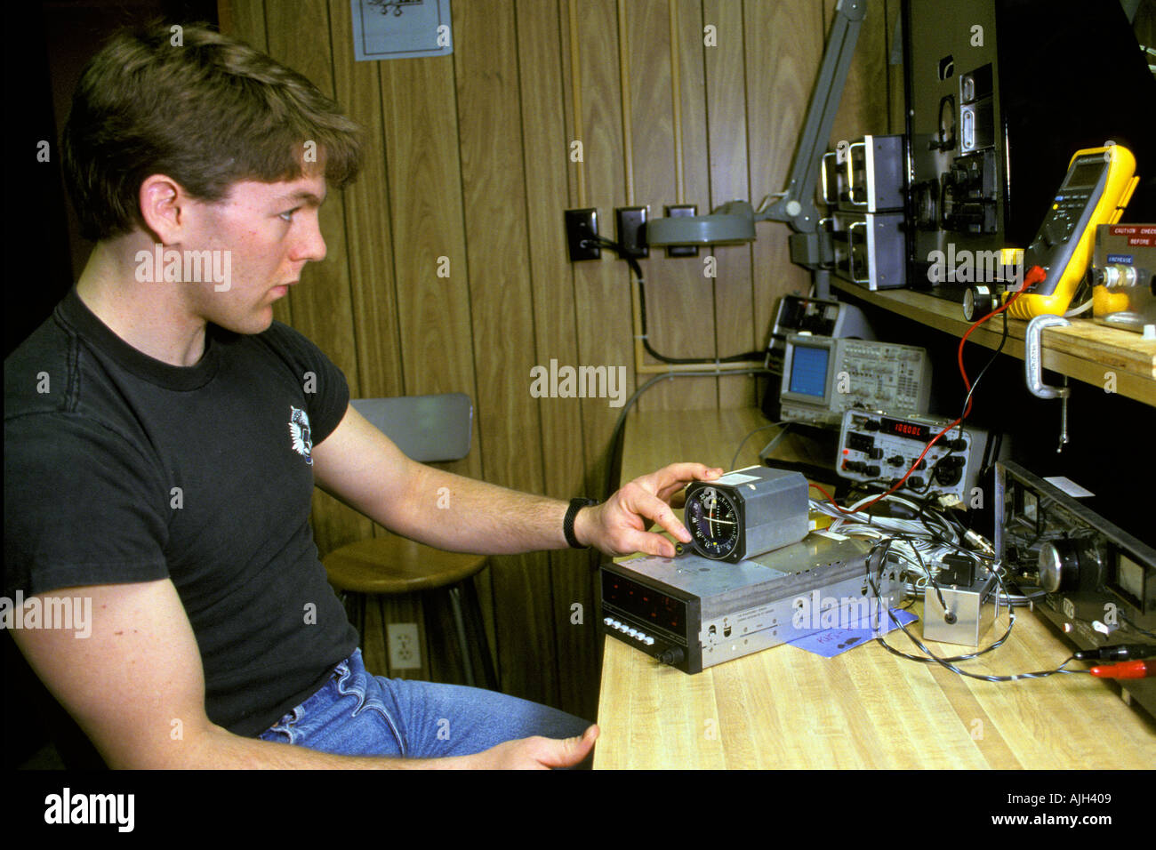 DM Vocational education Male high school student takes training in ...