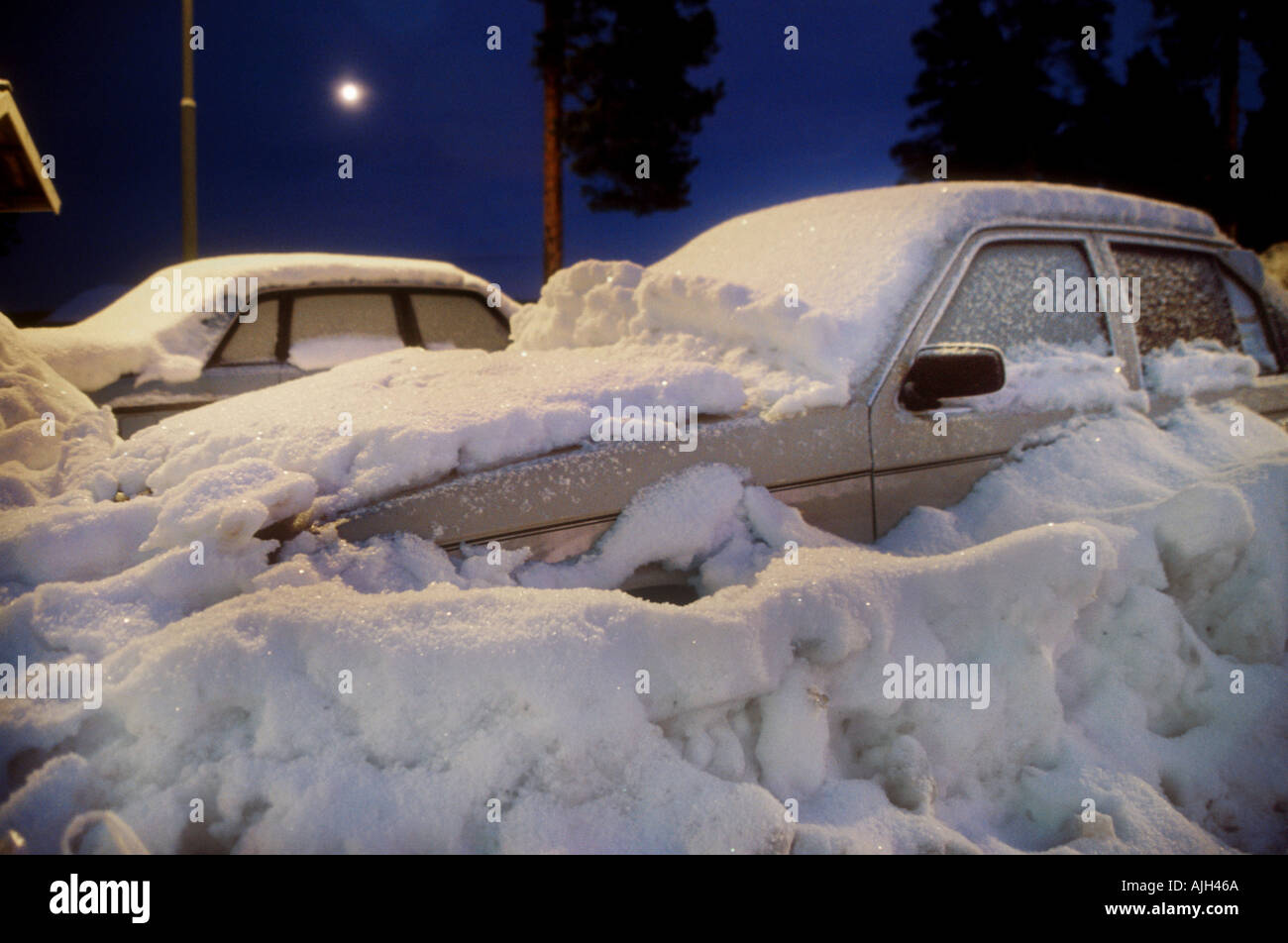 Car covered in snow hi-res stock photography and images - Alamy