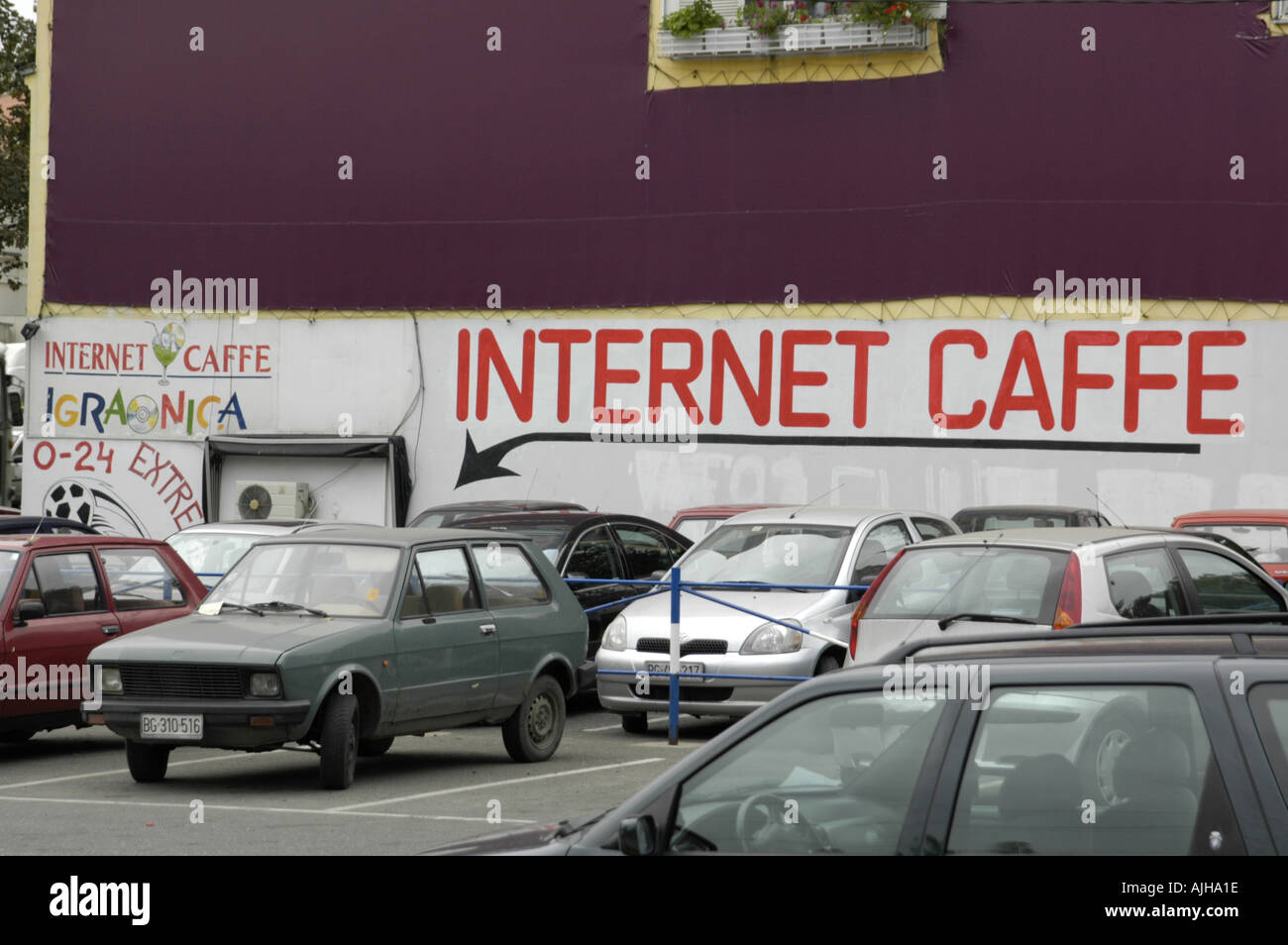 Beograd internet cafe Internet Caffe car parking Stock Photo - Alamy