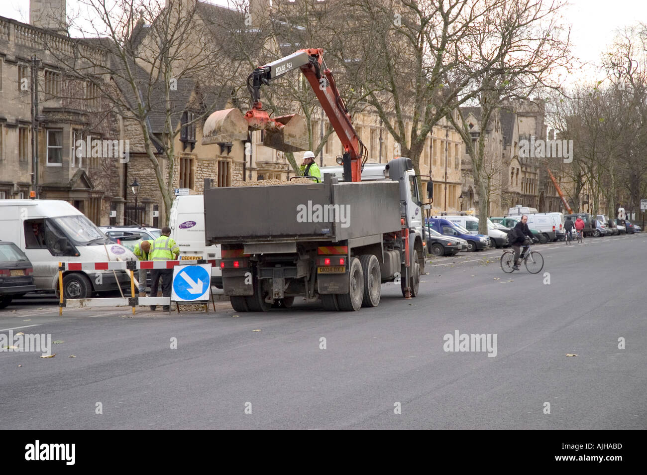 Digger loading lorry in St Giles Street Oxford Stock Photo - Alamy