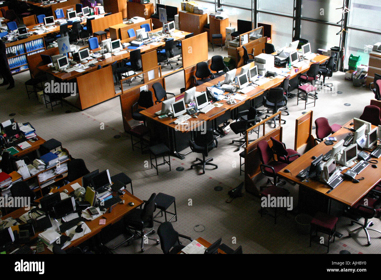 Office empty desks london hi-res stock photography and images - Alamy