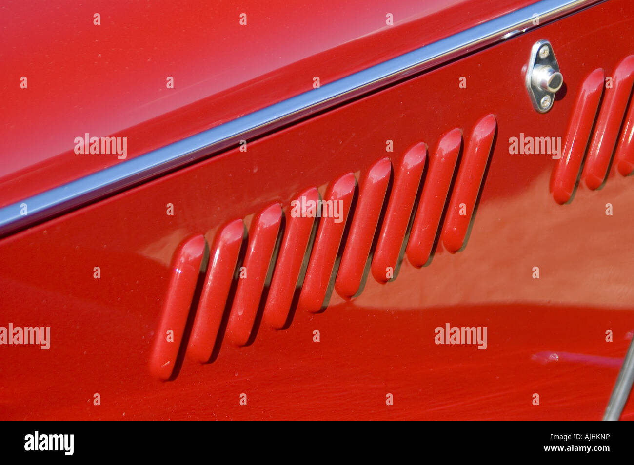 MG TF 1500 vintage sports car detail bonnet red Stock Photo - Alamy