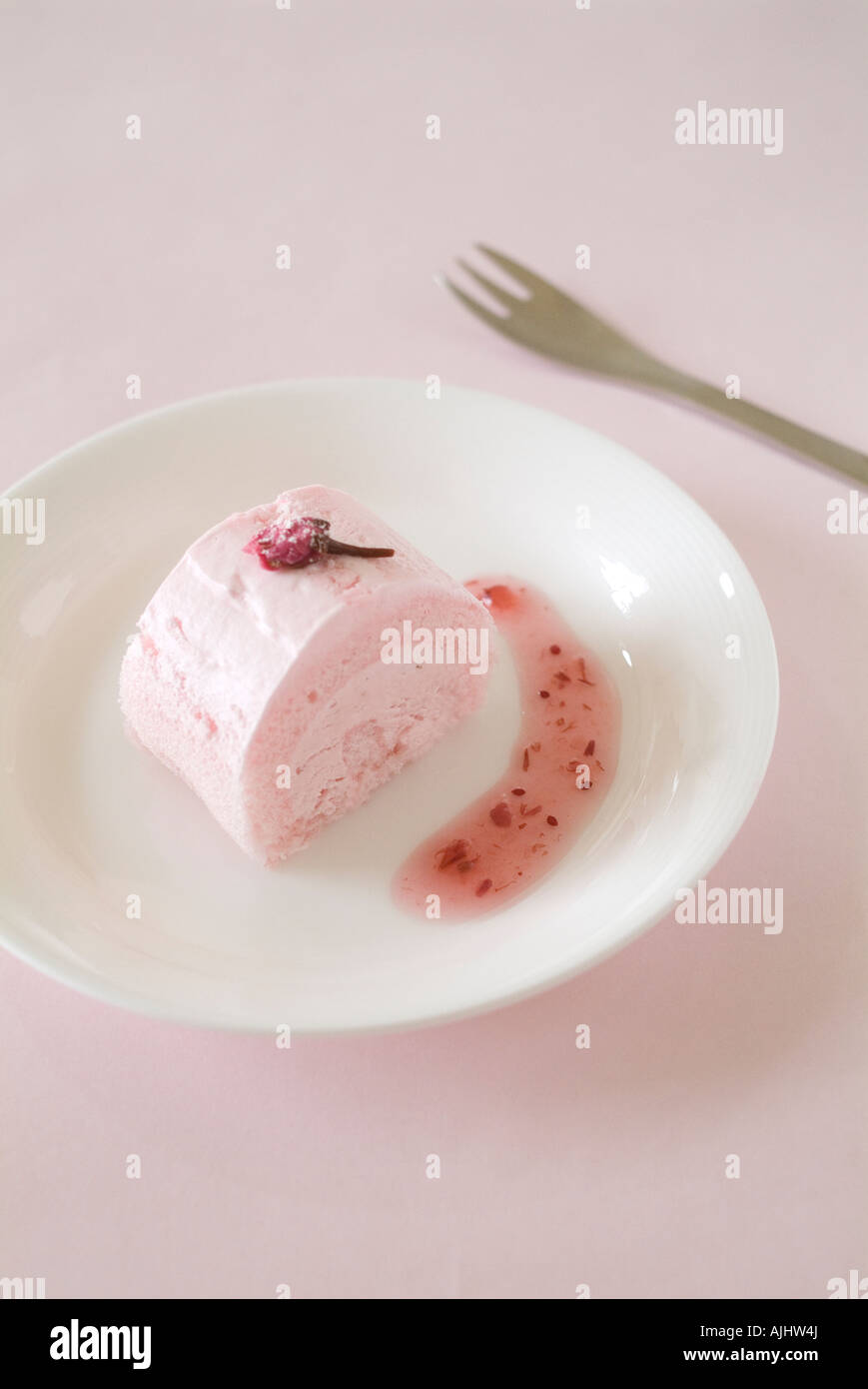 Slice of swiss roll hi-res stock photography and images - Alamy