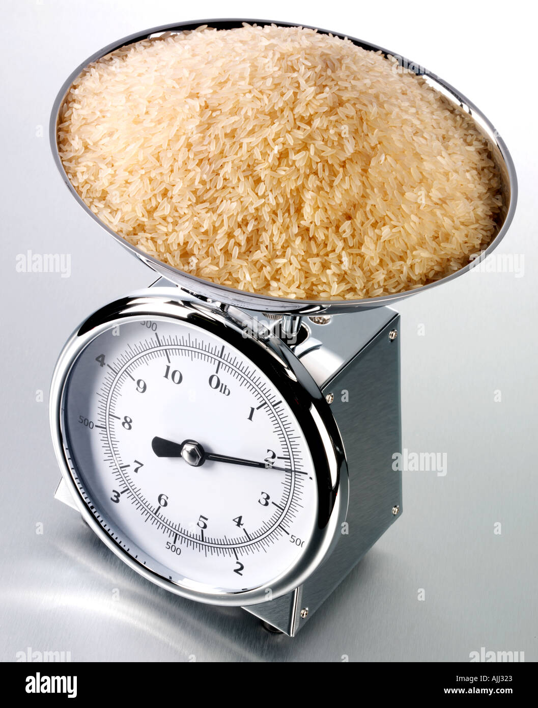 KITCHEN SCALES WITH BROWN RICE Stock Photo - Alamy