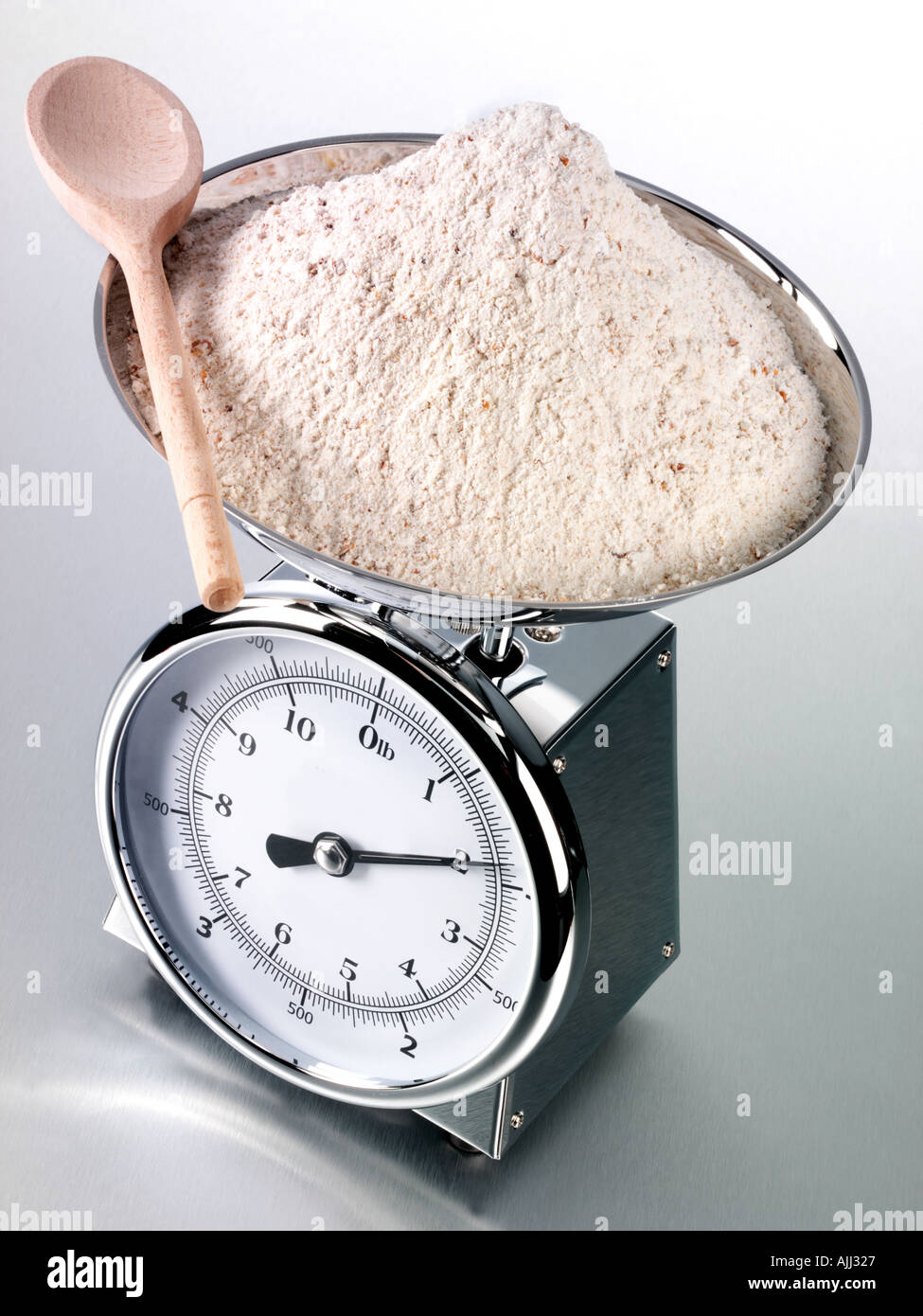 KITCHEN SCALES WITH WHOLEMEAL FLOUR Stock Photo - Alamy