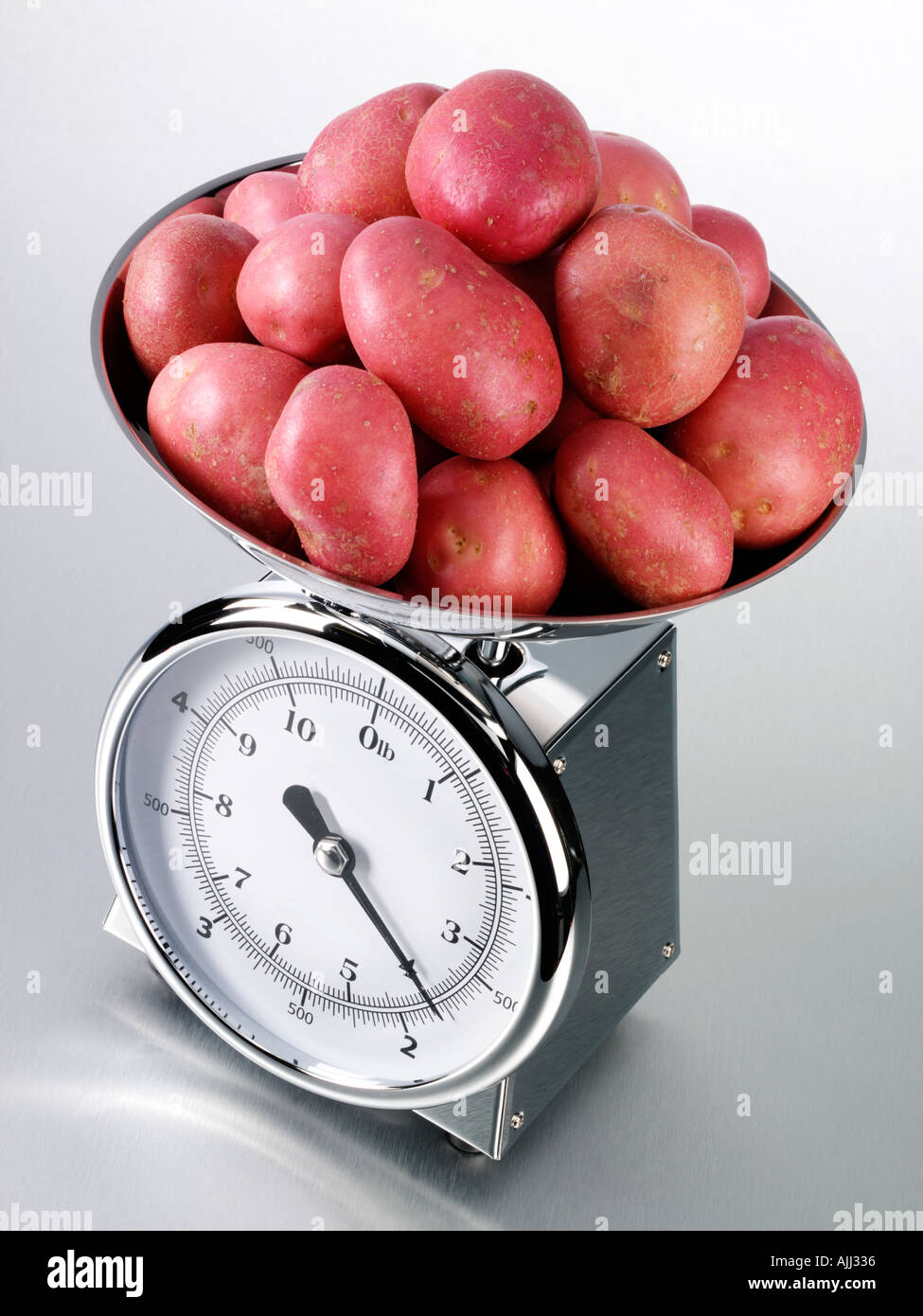 KITCHEN SCALES WITH RED POTATOES Stock Photo - Alamy