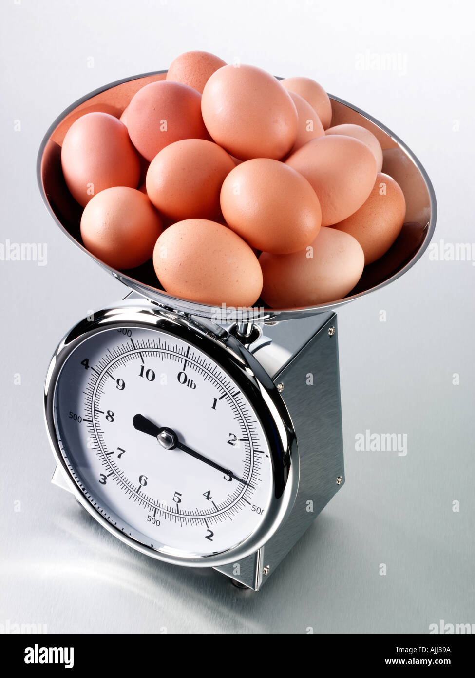 KITCHEN SCALES WITH BROWN EGGS Stock Photo - Alamy
